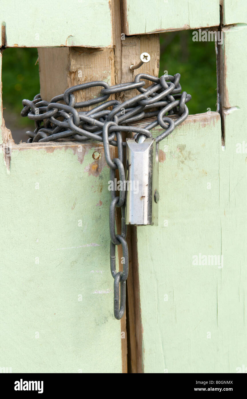 Pad lock on gate hi-res stock photography and images - Alamy