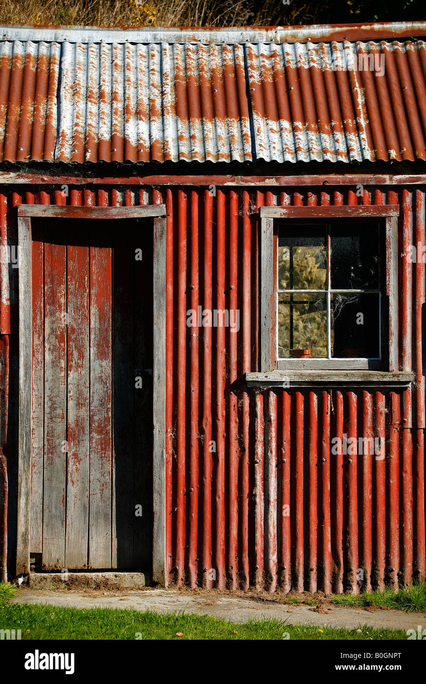 An old red shed Lawrence Central Otago New Zealand Stock Photo - Alamy