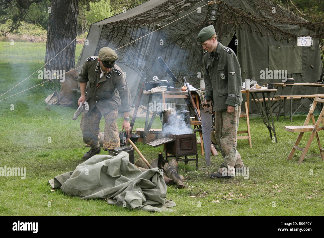 Ww2 soldier eating hi-res stock photography and images - Alamy