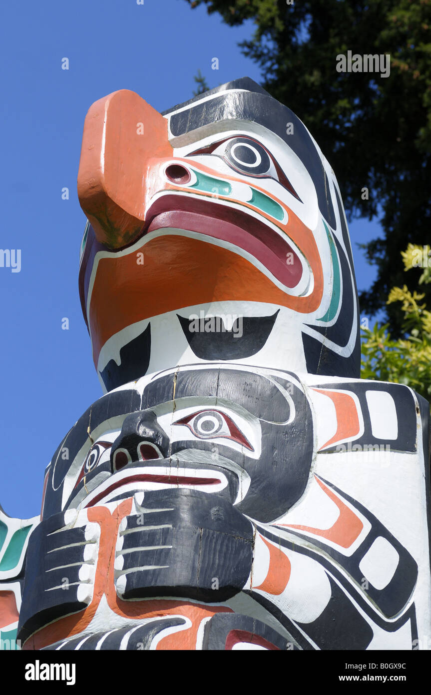 Totem pole native american bear hi-res stock photography and images - Alamy