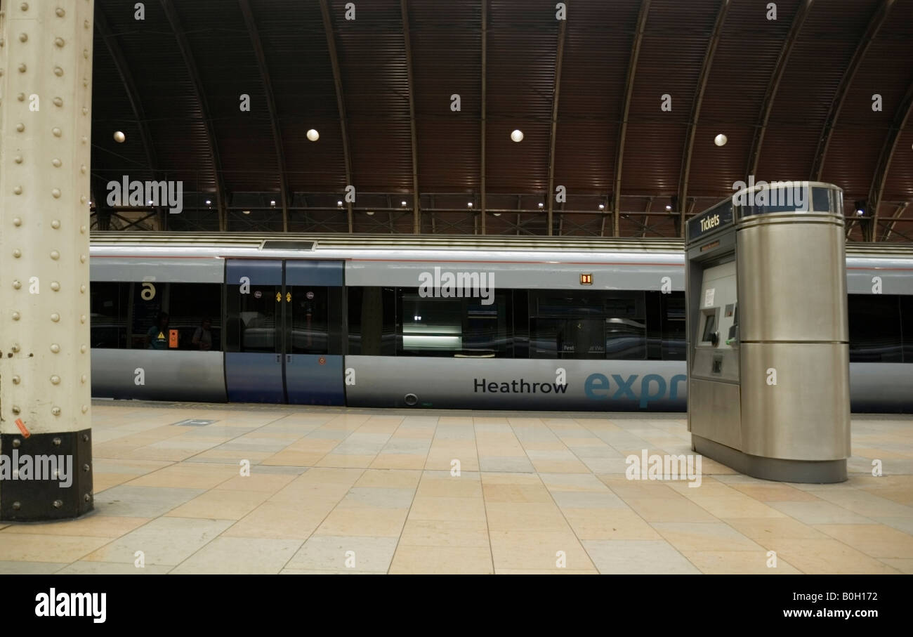 Heathrow Express train at a platform, train station Paddington, London ...