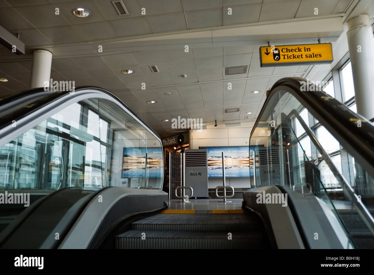 Heathrow airport escalator and signage hi-res stock photography and ...