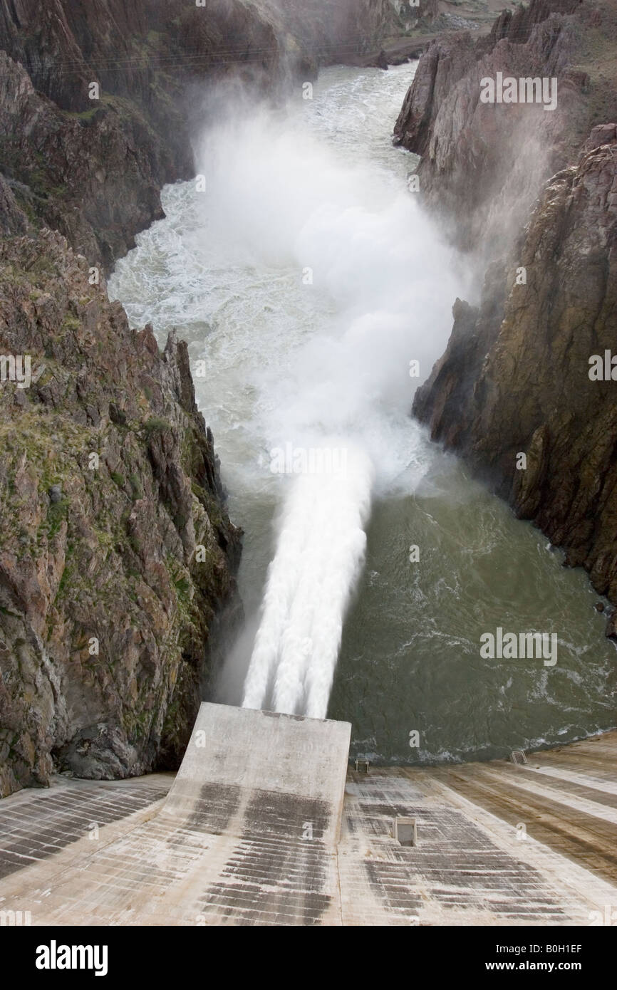 Explosion dam hi-res stock photography and images - Alamy