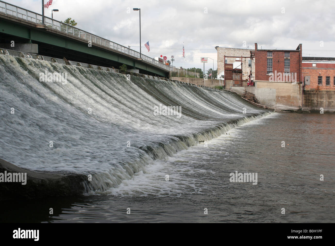 Small low head hydroelectric generation dam and power plant Stock Photo ...