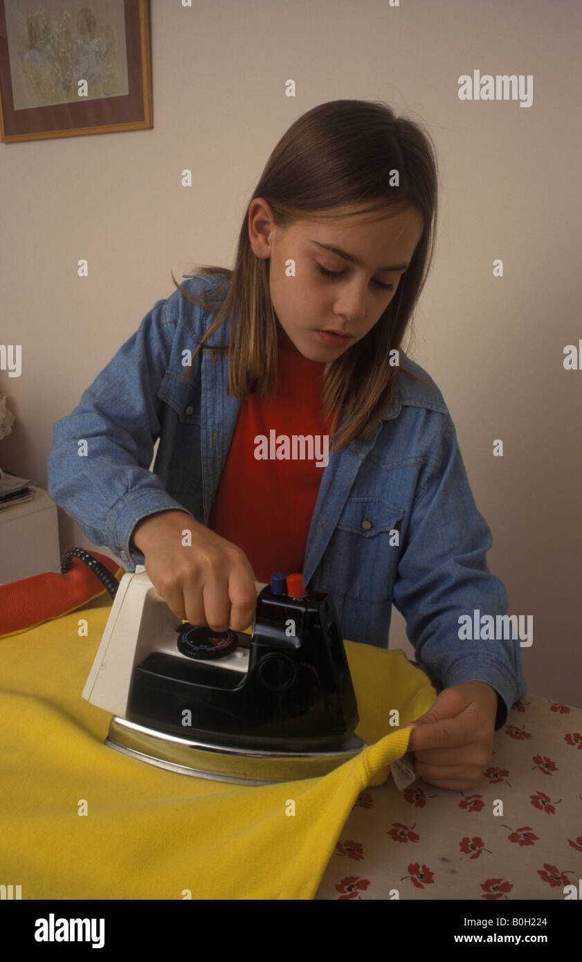 Girls learning housework hi-res stock photography and images - Alamy