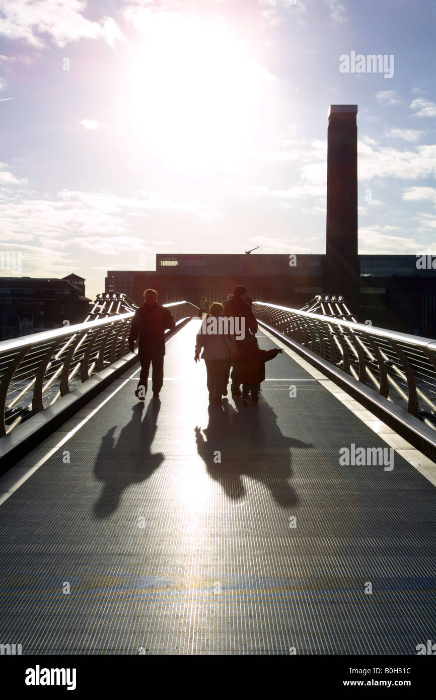 The Millennium Walkway looking towards the Tate Modern Stock Photo - Alamy