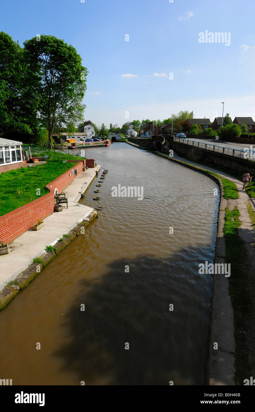 View upstream of Kings Lock on the Trent and Mersey canal at Middlewich ...
