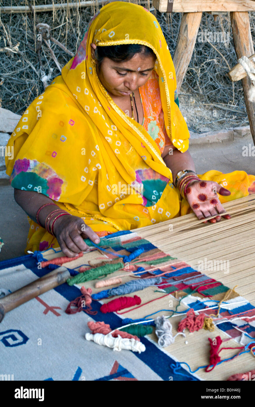 INDIA SALAWAS Indian woman with tattooed hands weaving dhurries in the ...