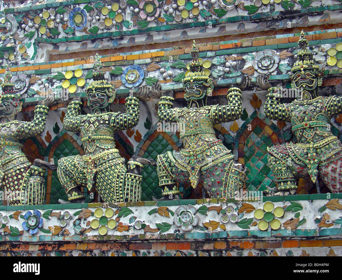 Thai temple statues Stock Photo - Alamy