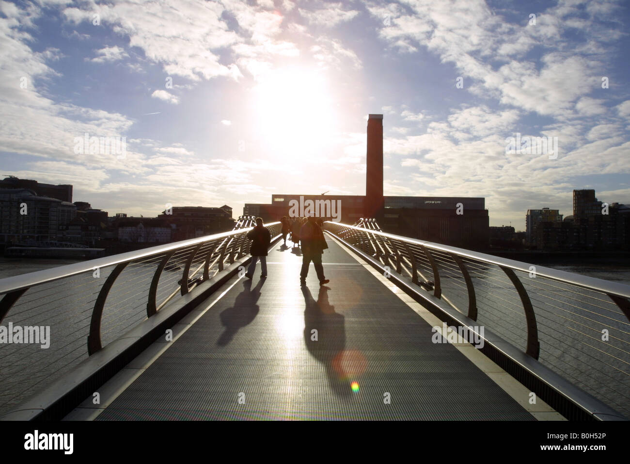 The Millennium Walkway looking towards the Tate Modern Stock Photo - Alamy
