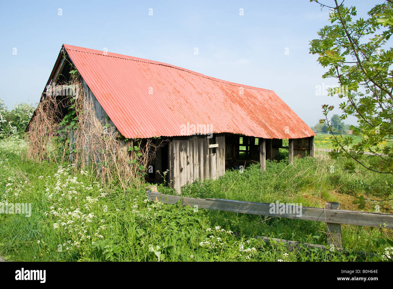 Old red barn hi-res stock photography and images - Alamy