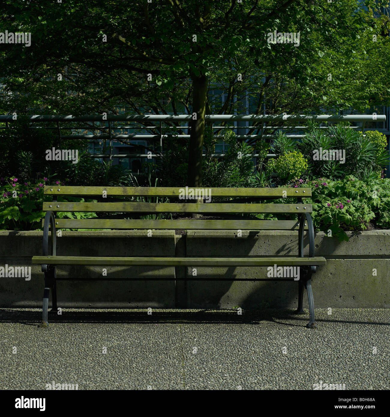 urban park bench Stock Photo - Alamy