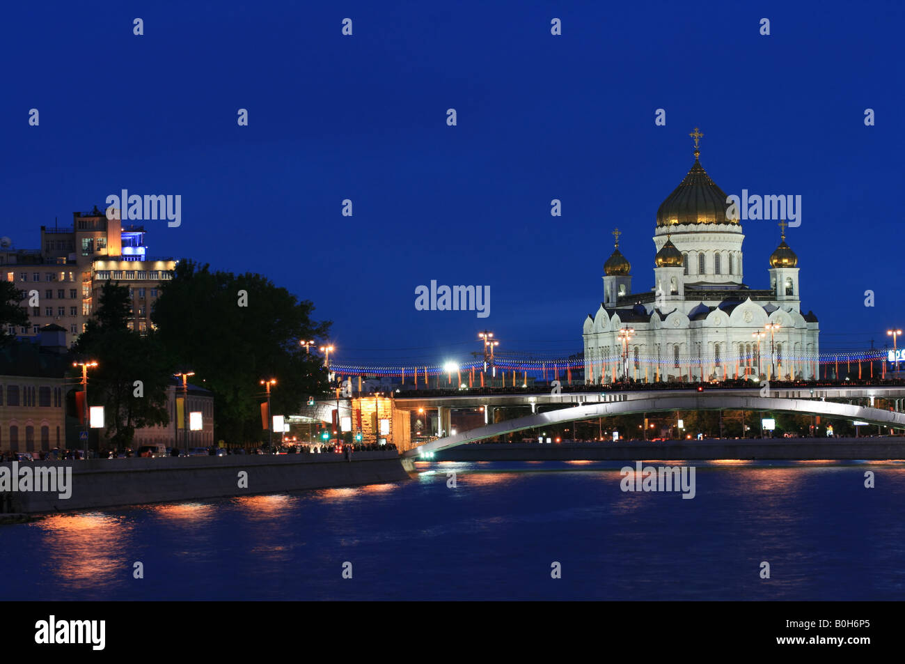 Night view of Moscow river and Cathedral of Christ the Savior at Moscow ...