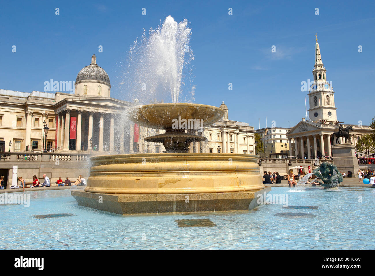 Fountains in Trafalgar Square London Stock Photo - Alamy