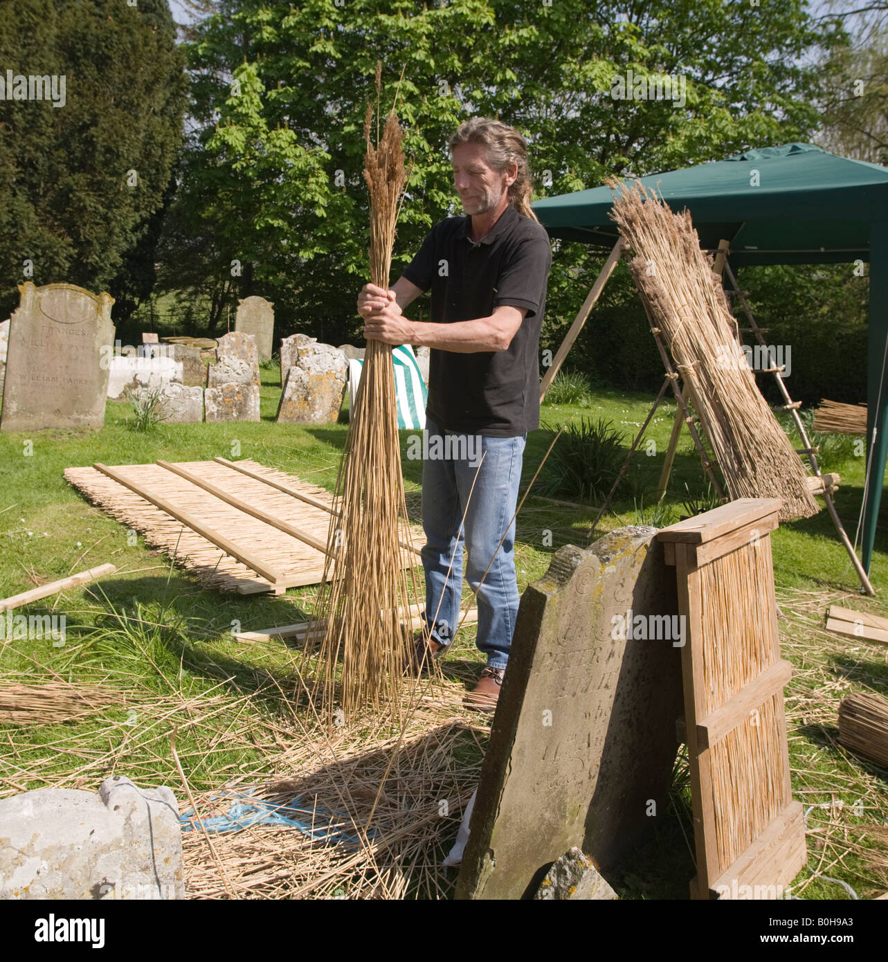 Straw thatch thatching tools hi-res stock photography and images - Alamy