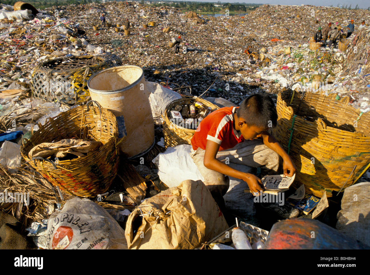 A child rubbish picker at the Nong Khaem dump, Bangkok, Thailand Stock ...