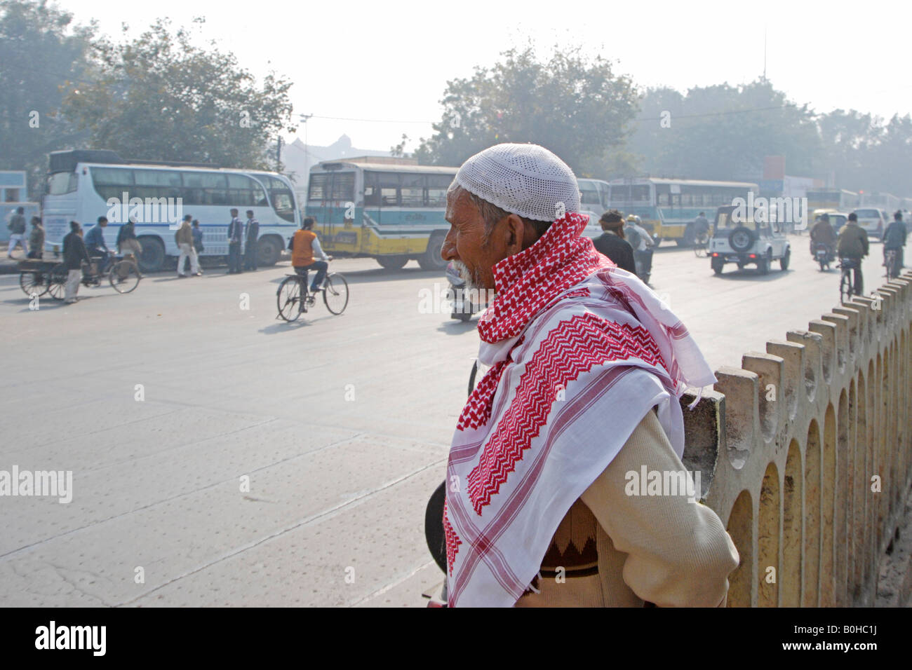 Local man on street, New Delhi India Stock Photo - Alamy