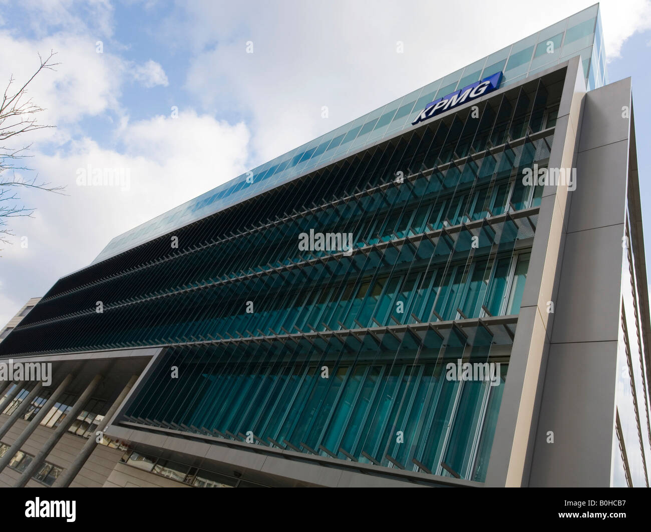 Kpmg burogebaude hi-res stock photography and images - Alamy