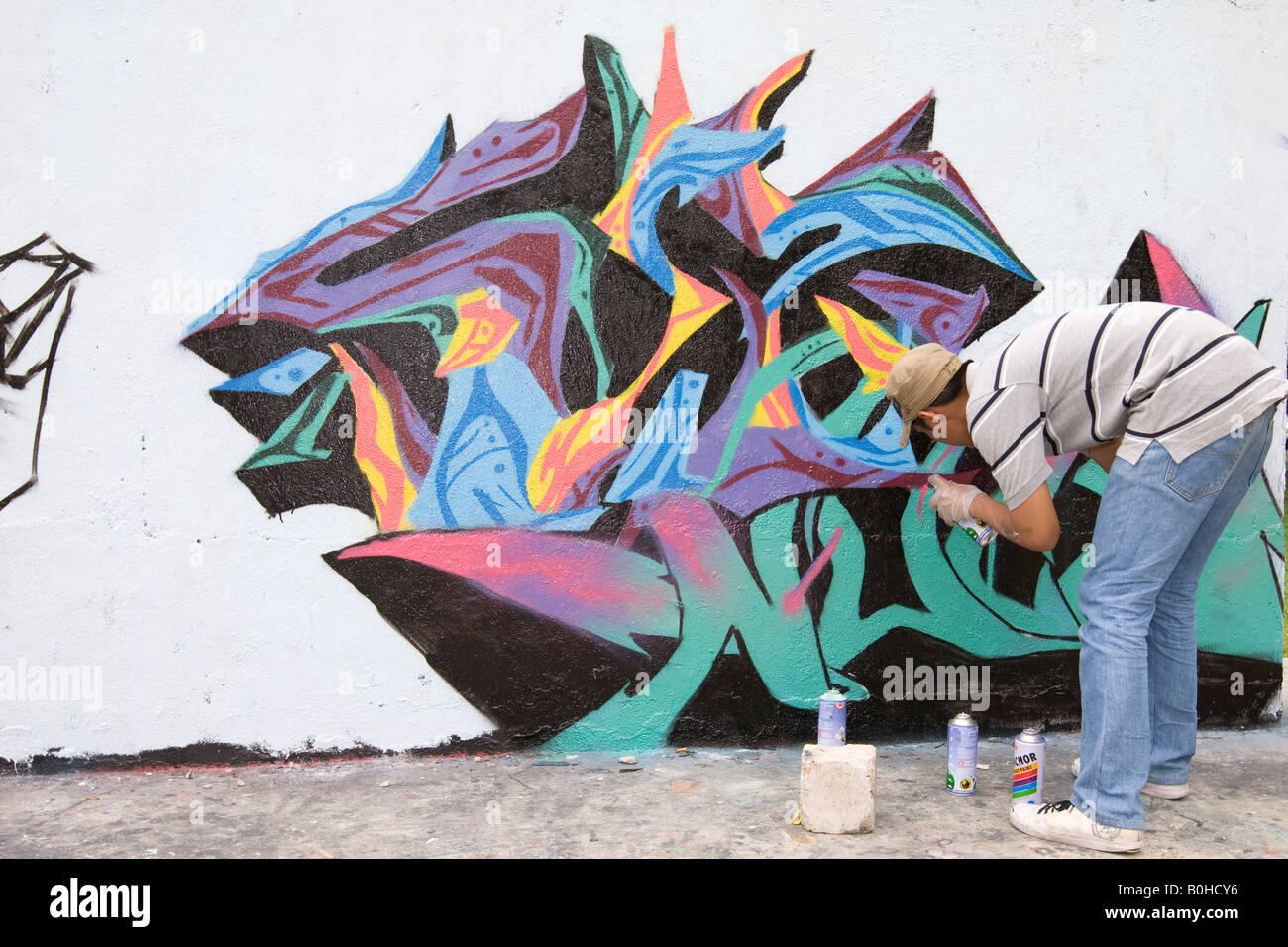 Spraying graffiti hi-res stock photography and images - Alamy
