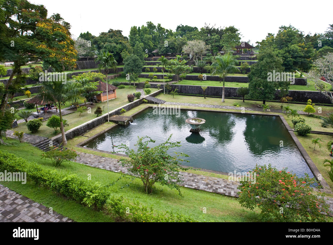 Hindu temple pond hi-res stock photography and images - Alamy