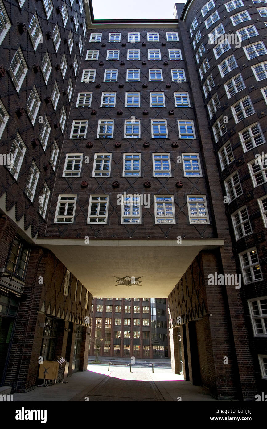 Courtyard facade hi-res stock photography and images - Alamy