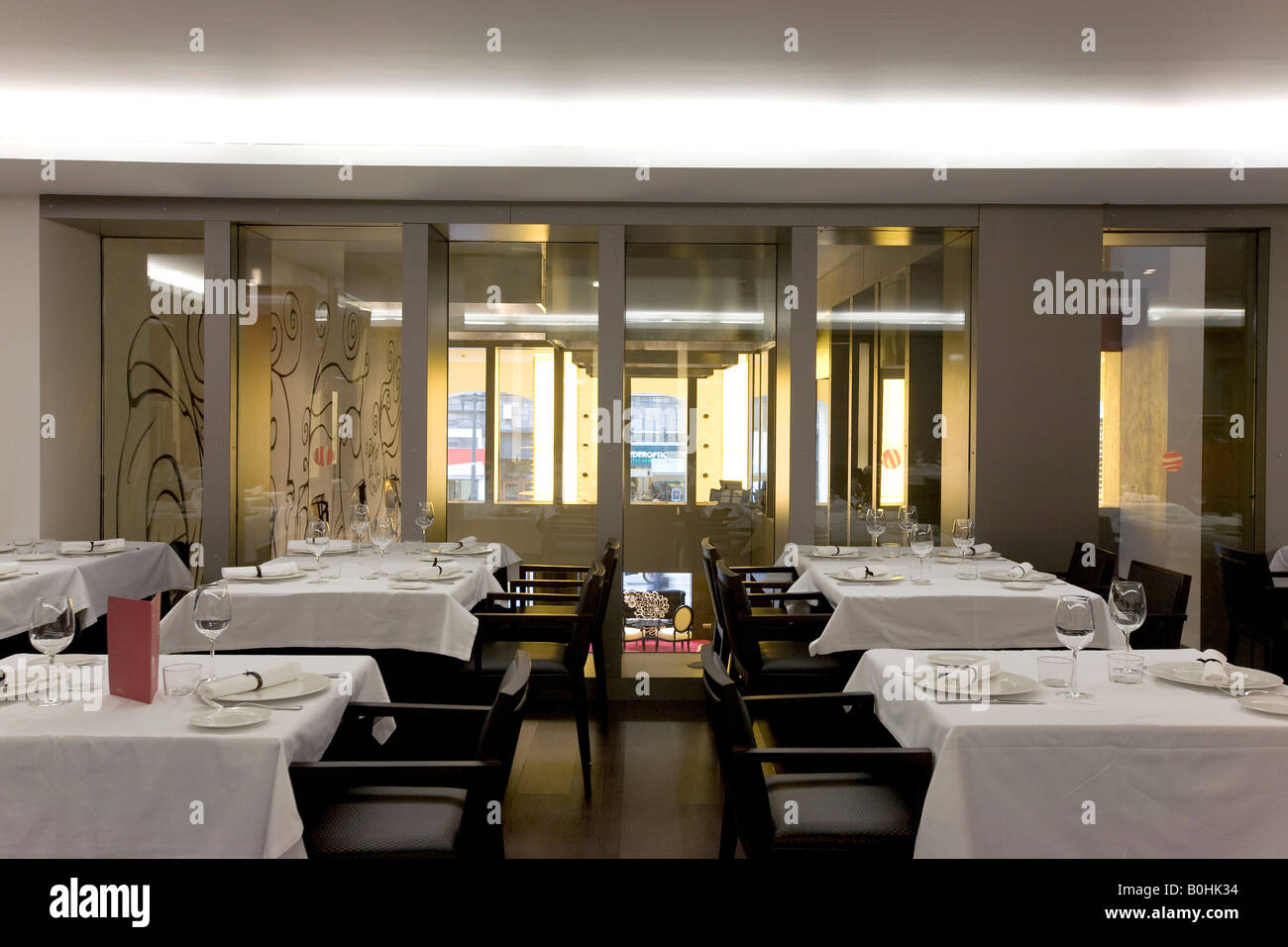 Moderne spanische architektur hi-res stock photography and images - Alamy