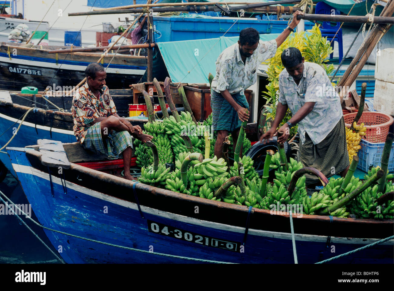 Men loading bananas onto a boat in the Maldives Stock Photo - Alamy