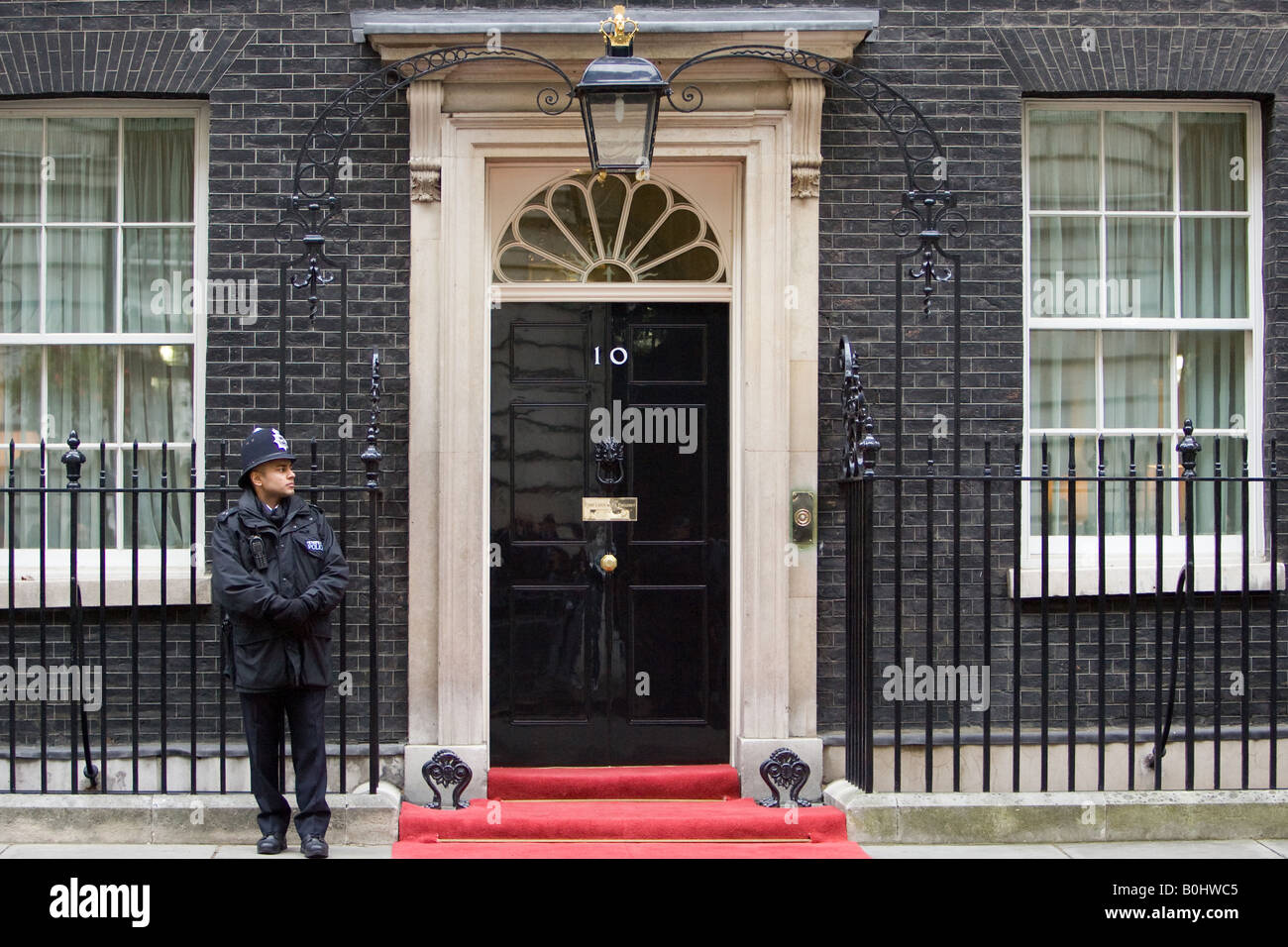 Police outside the home black door hi-res stock photography and images ...