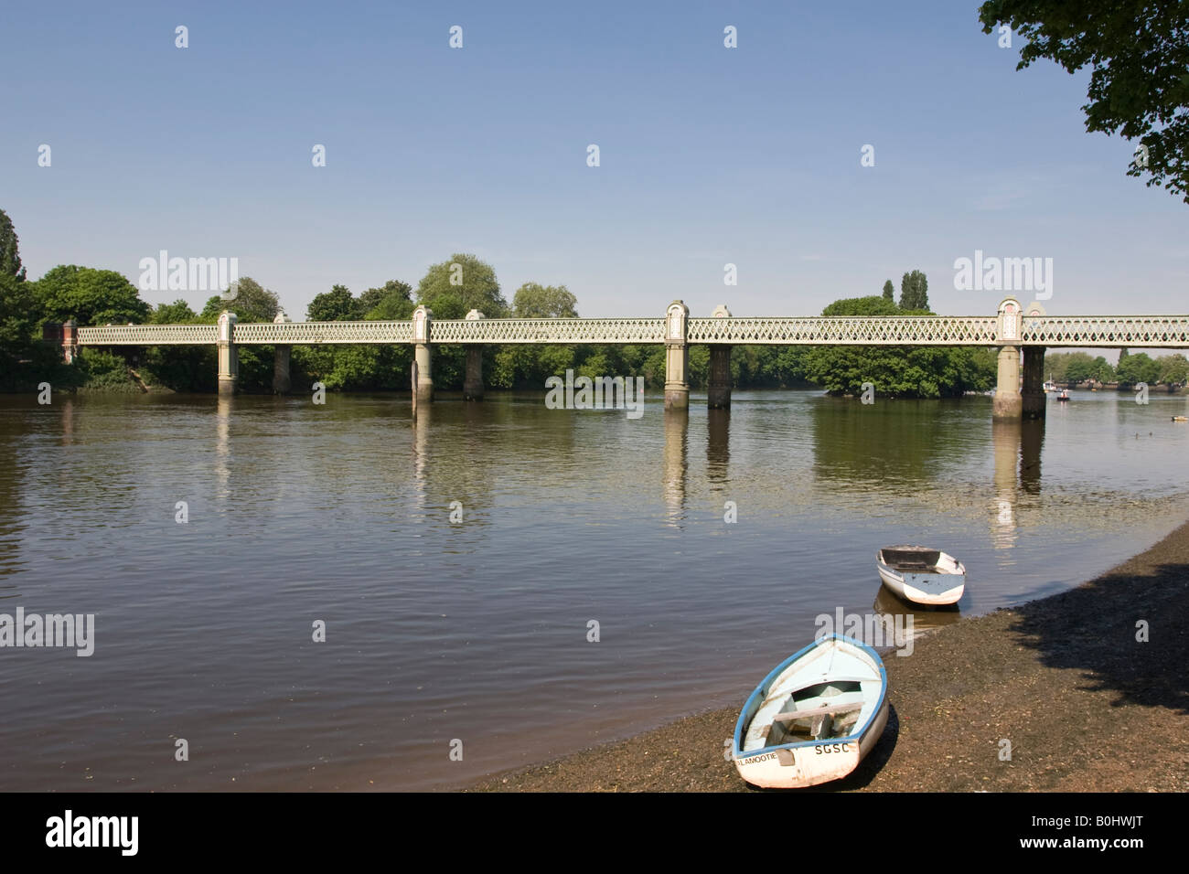 Kew bridge hi-res stock photography and images - Alamy