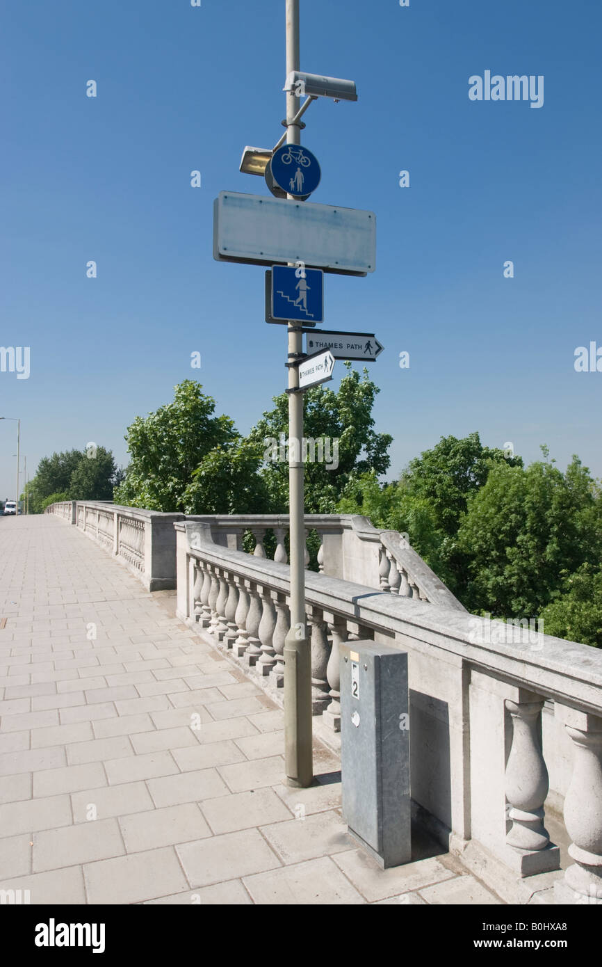 Chiswick bridge hi-res stock photography and images - Alamy