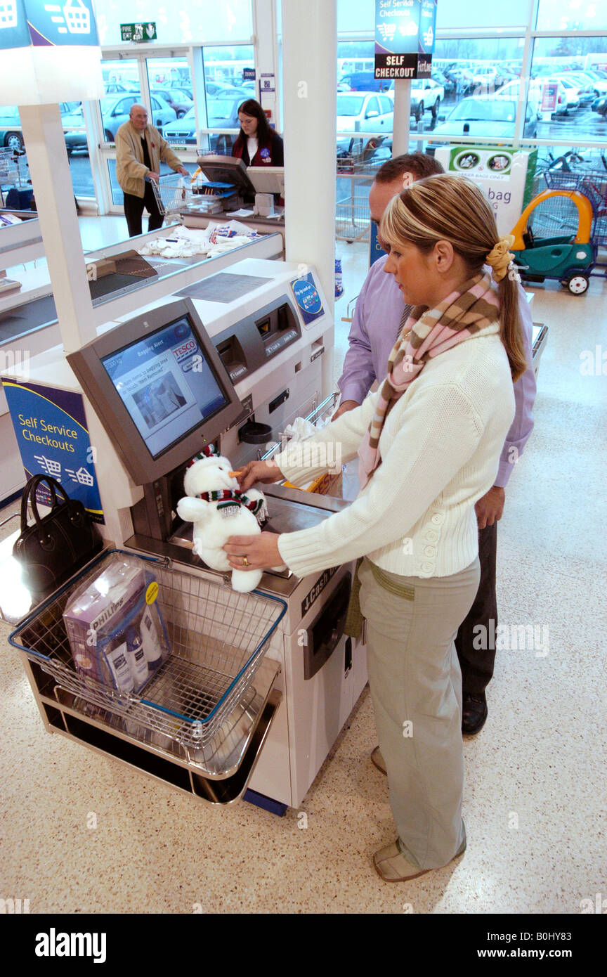 Self check out supermarket hi-res stock photography and images - Alamy