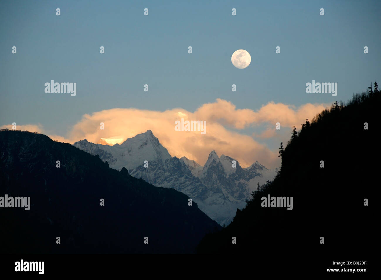 Moonlight over himalayan mountain hi-res stock photography and images ...