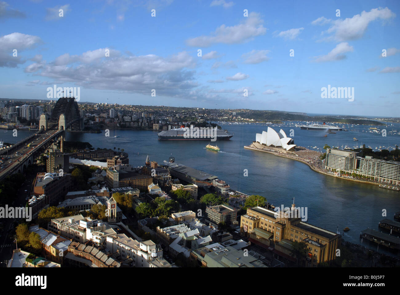 Qe2 sydney harbour hi-res stock photography and images - Alamy