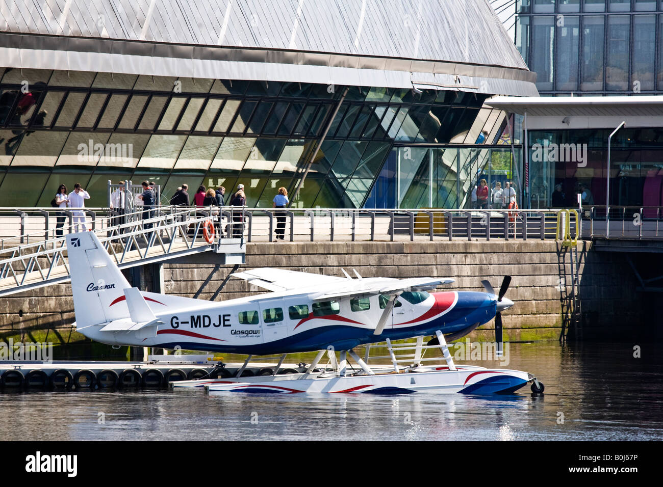 Cessna caravan float plane flying hi-res stock photography and images ...