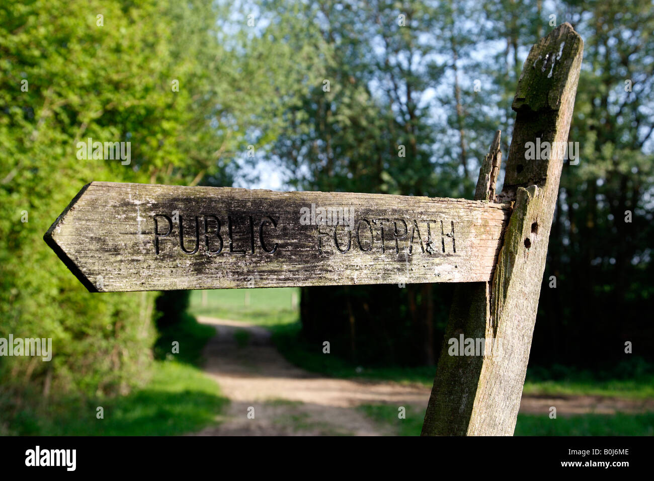 Wooden footpath sign notice hi-res stock photography and images - Alamy