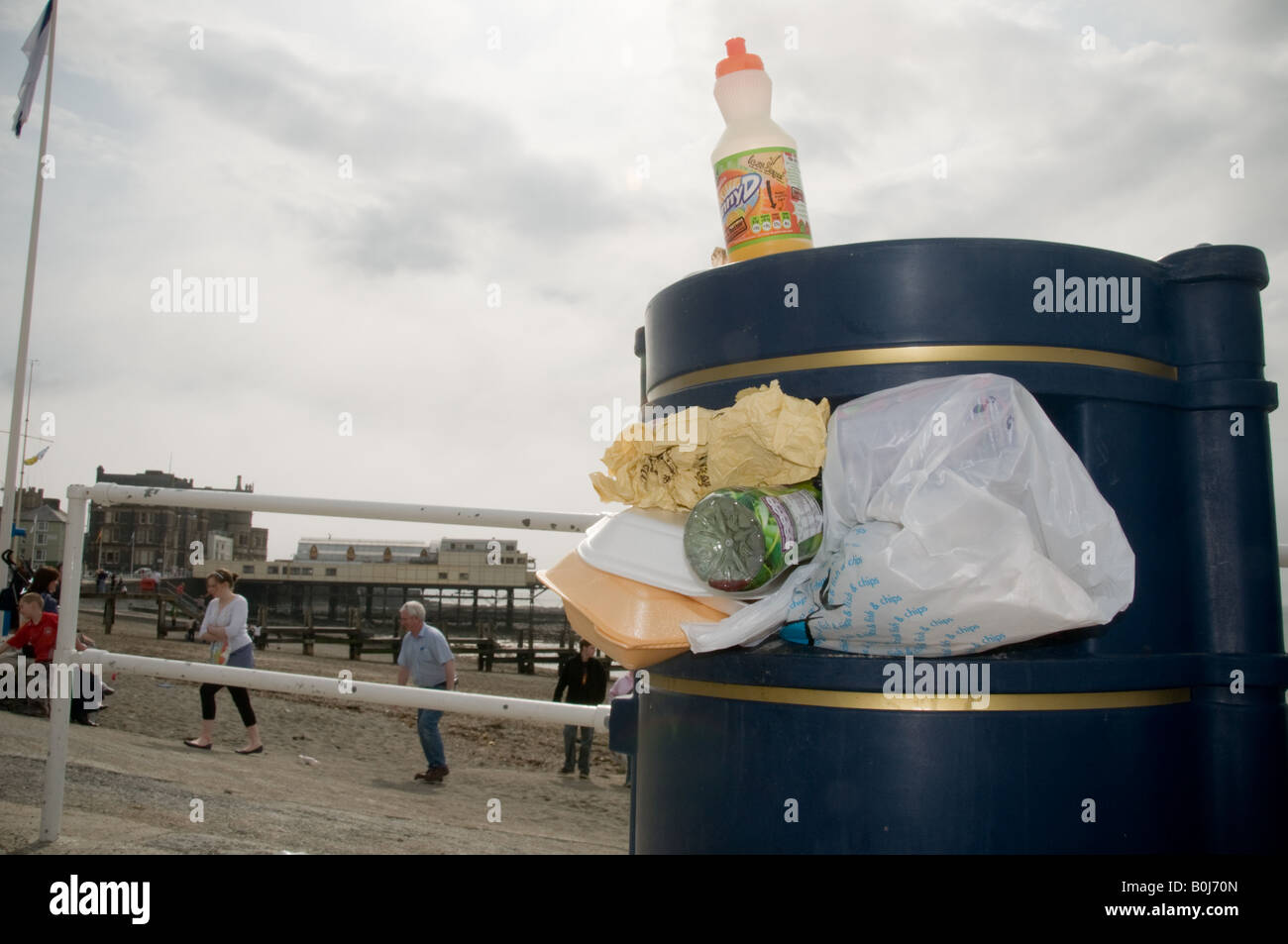 Overflowing trash can on the beach hi-res stock photography and images ...