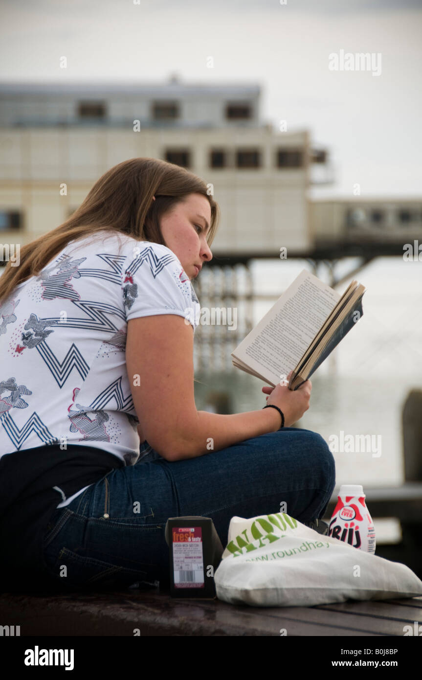 Young woman reading book seaside hi-res stock photography and images - Alamy