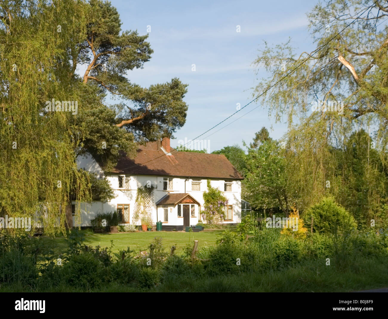 Surrey countryside cottage hi-res stock photography and images - Alamy