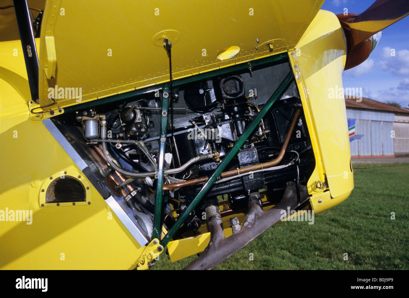 145 hp (108 kW) Gipsy Major piston engine, old trainer english biplane ...