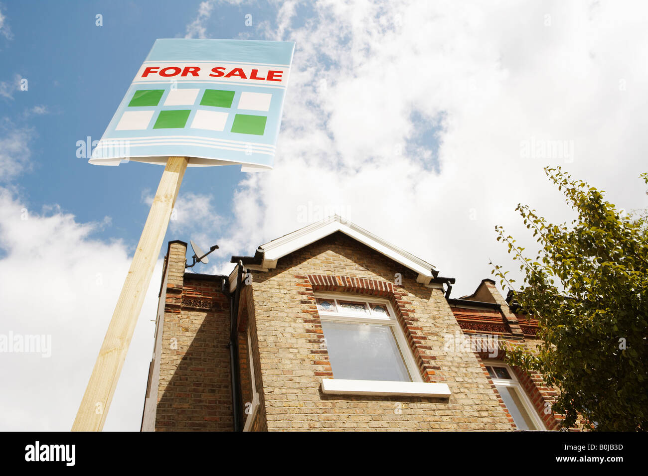 For Sale Sign Outside House Stock Photo - Alamy