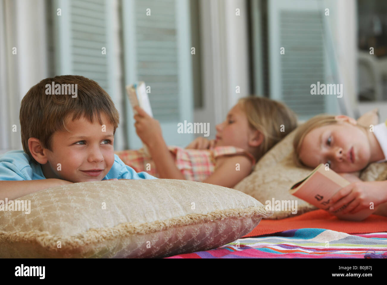 Pre teen boys reading hi-res stock photography and images - Alamy