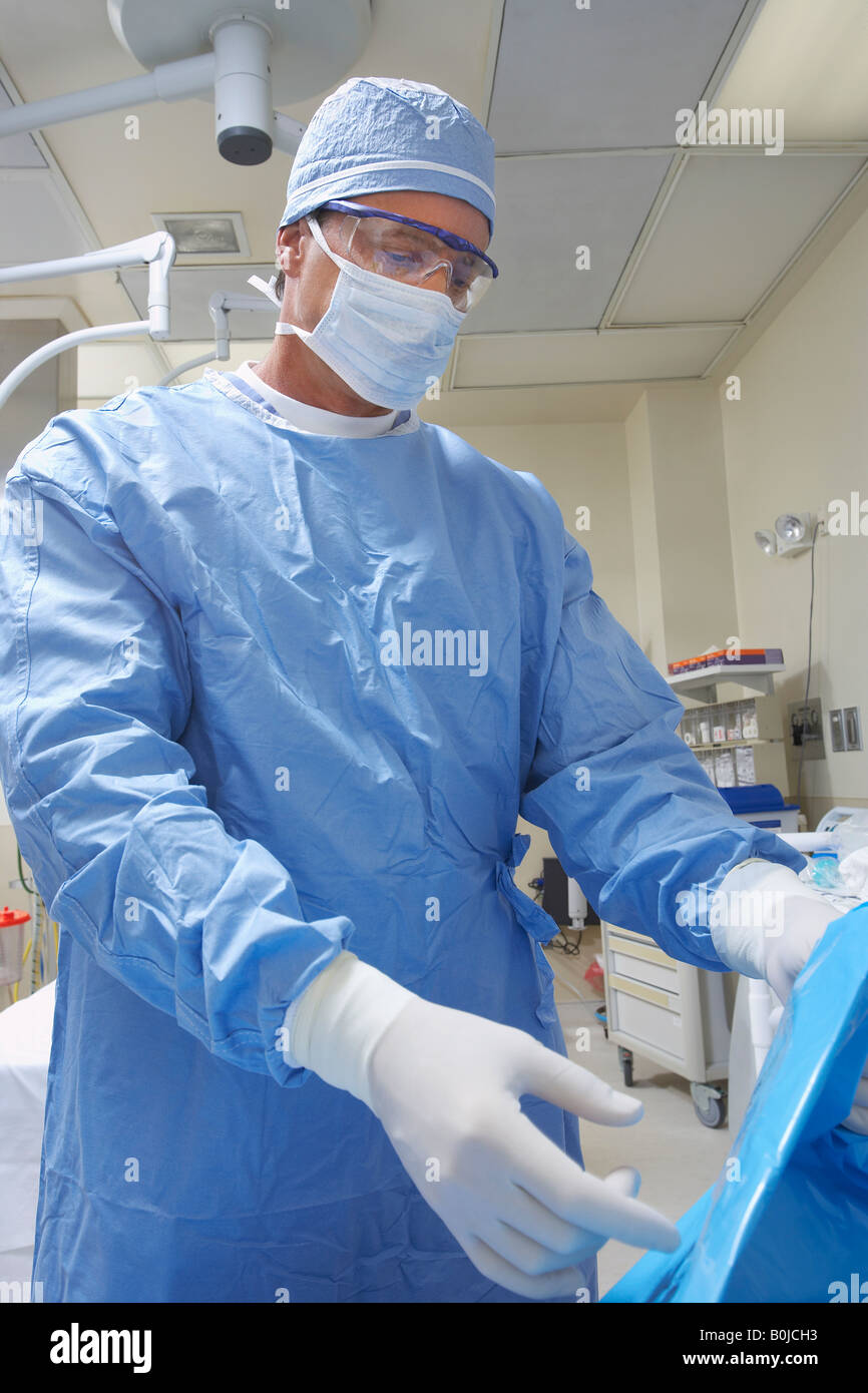 Surgeon in operating room Stock Photo - Alamy