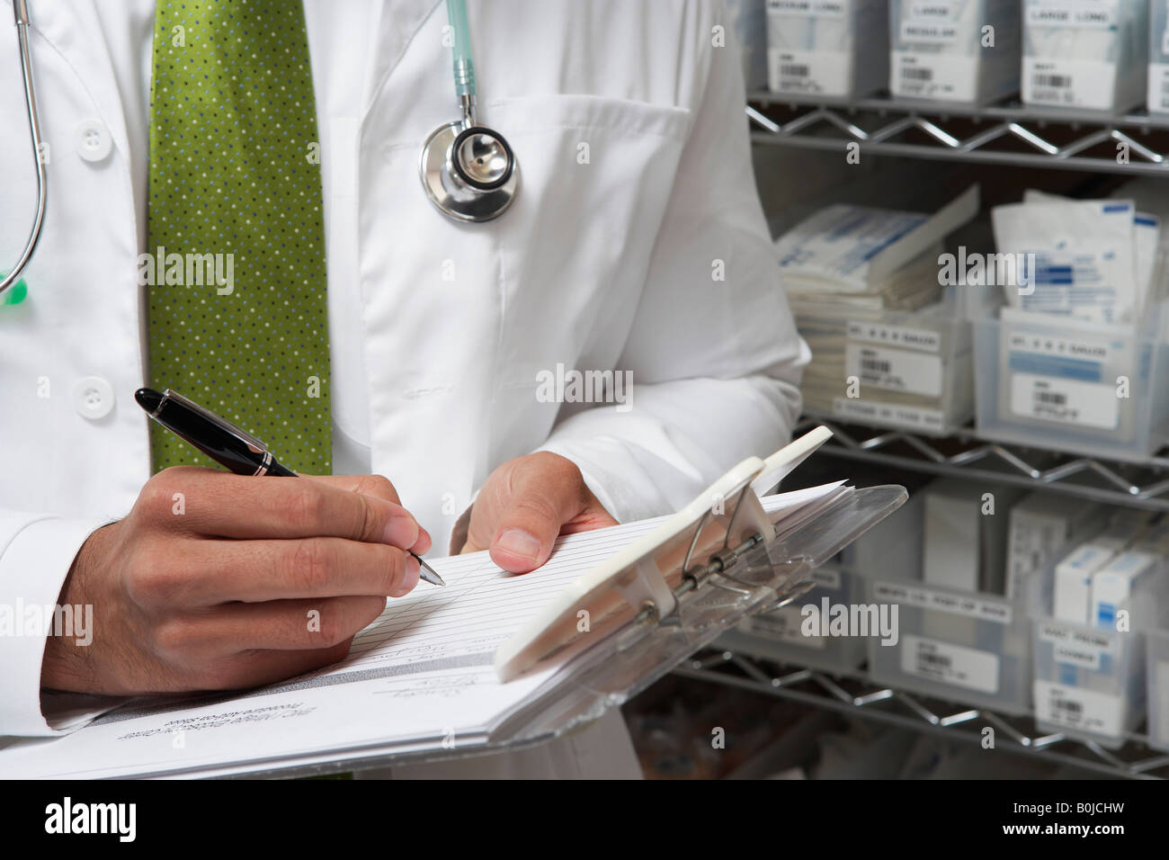 Doctor paper medical chart hi-res stock photography and images - Alamy