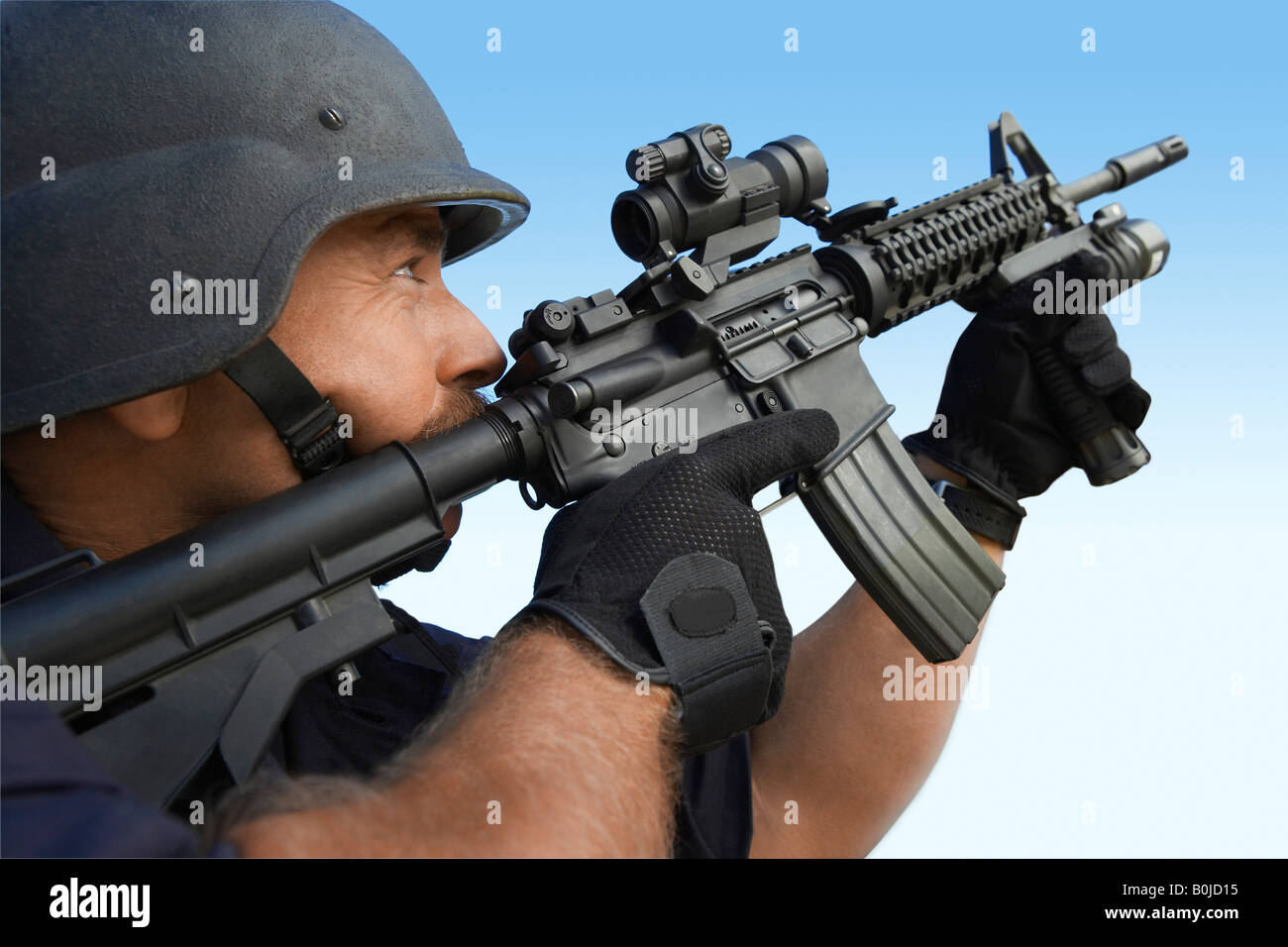 Swat officer aiming gun Stock Photo - Alamy