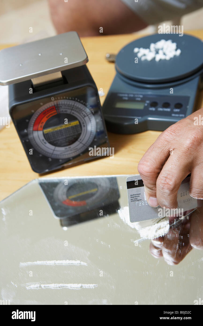 Close-up of man's hand and cocaine Stock Photo - Alamy