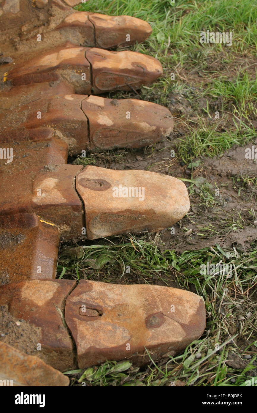 Teeth on digger bucket of heavy earth moving equipment Stock Photo - Alamy