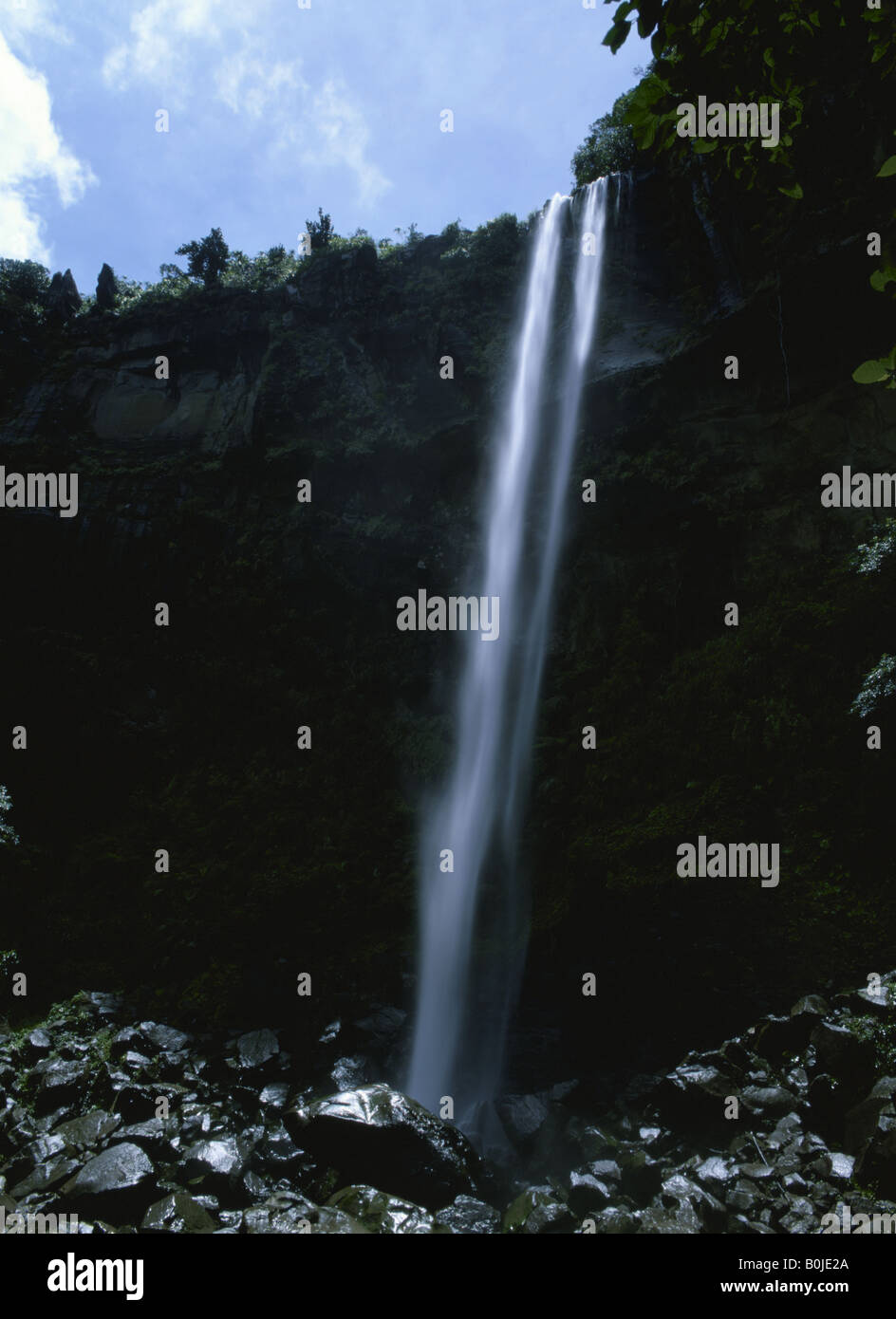 Iriomote okinawa waterfall hi-res stock photography and images - Alamy