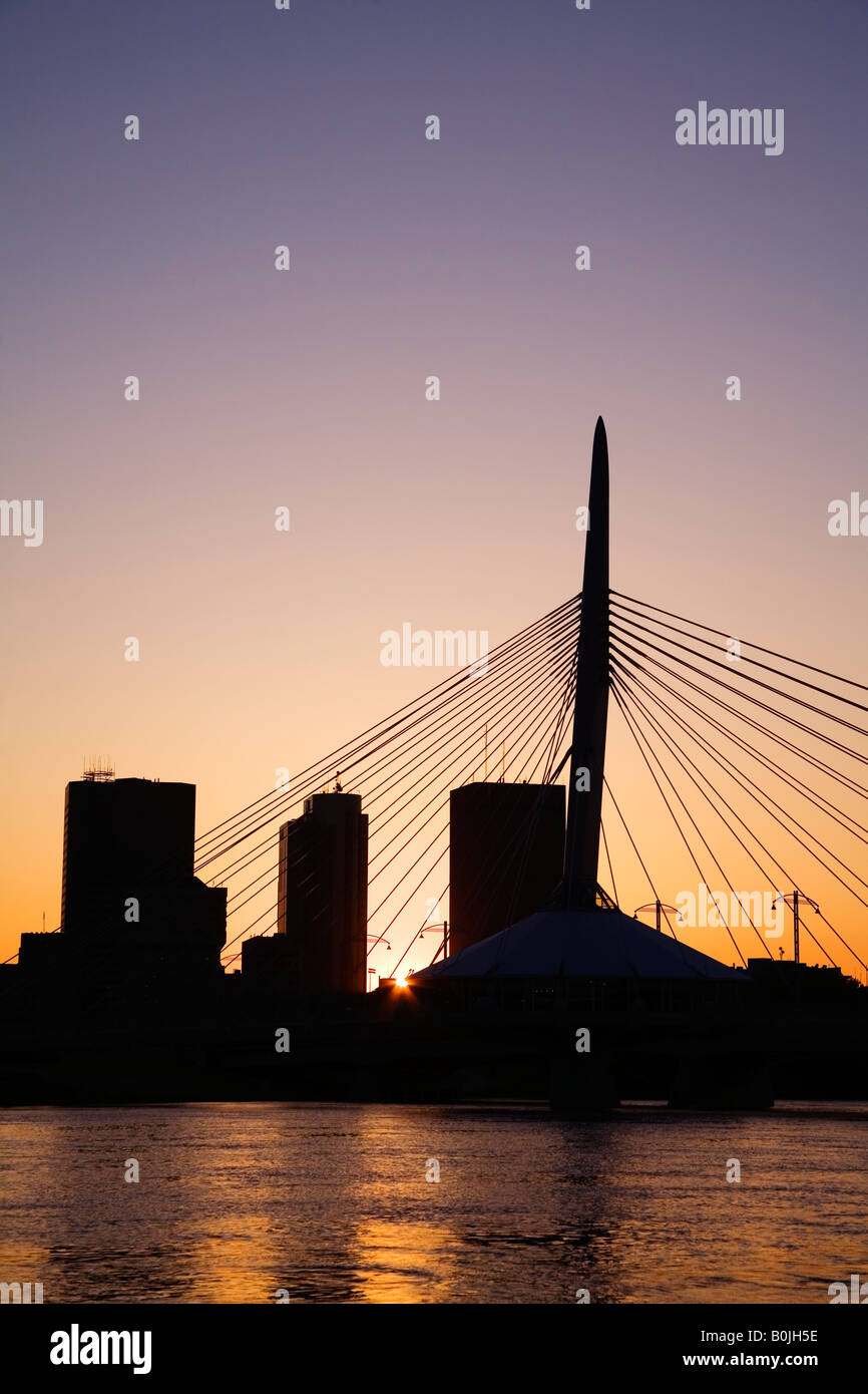 Esplanade bridge and winnipeg skyline hi-res stock photography and ...