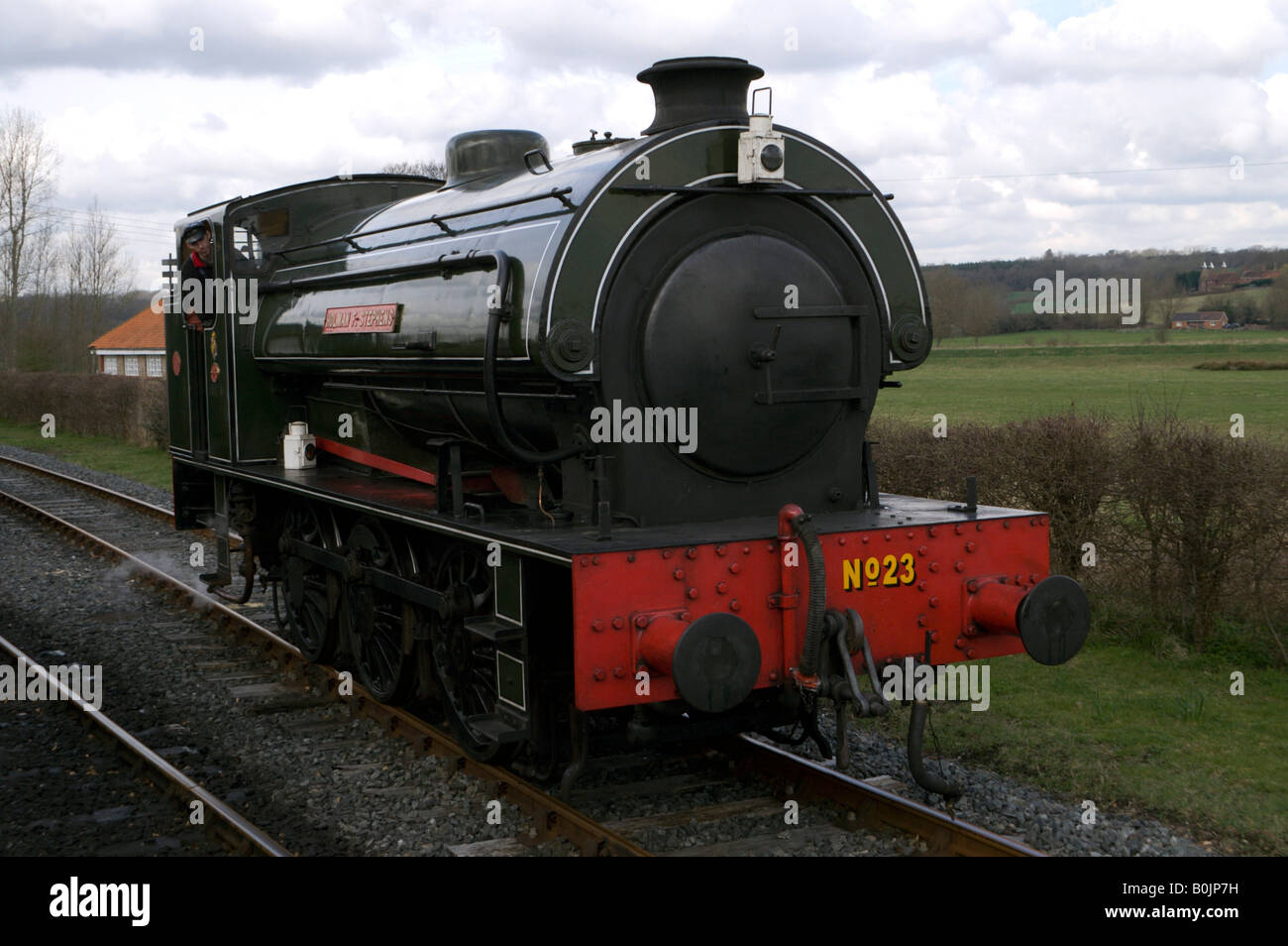 Steam engine (locomotive) on the passing loop at Northiam Station on ...