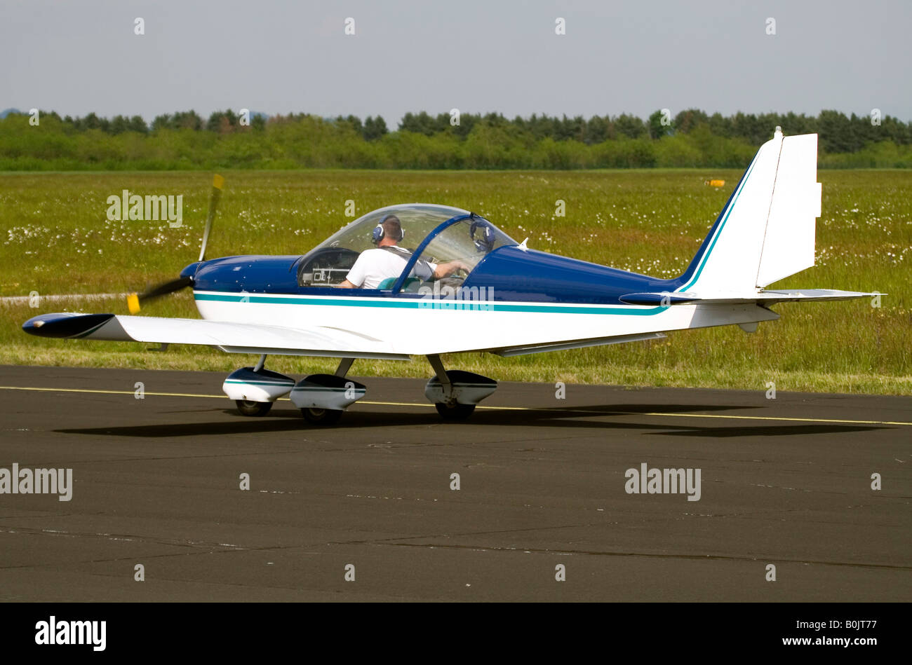 Airplane sky side view hi-res stock photography and images - Alamy